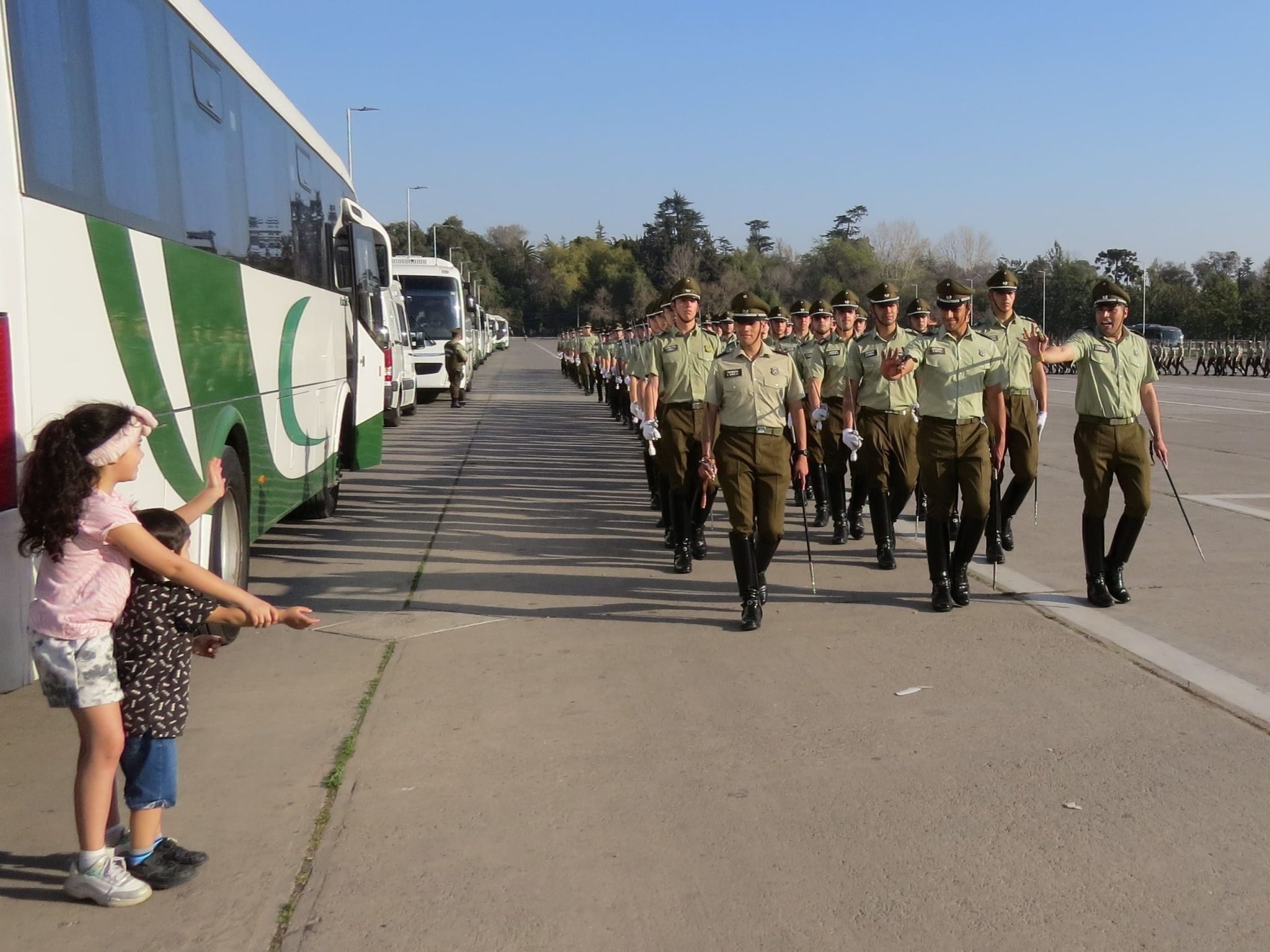 VERDE LEGIÓN Y EL NIÑO TOMADO DE SU MANO – Equipo Bandas Militares de Chile